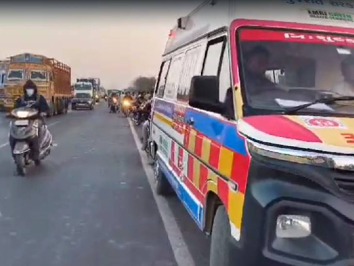 Parul University bus carrying 40 students overturns: Accident occurred ...