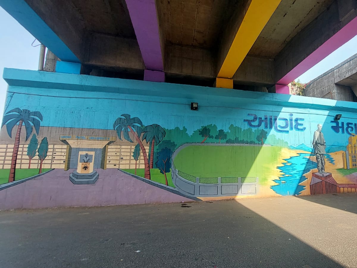 The entrance of Anand Municipal Corporation became artistic.