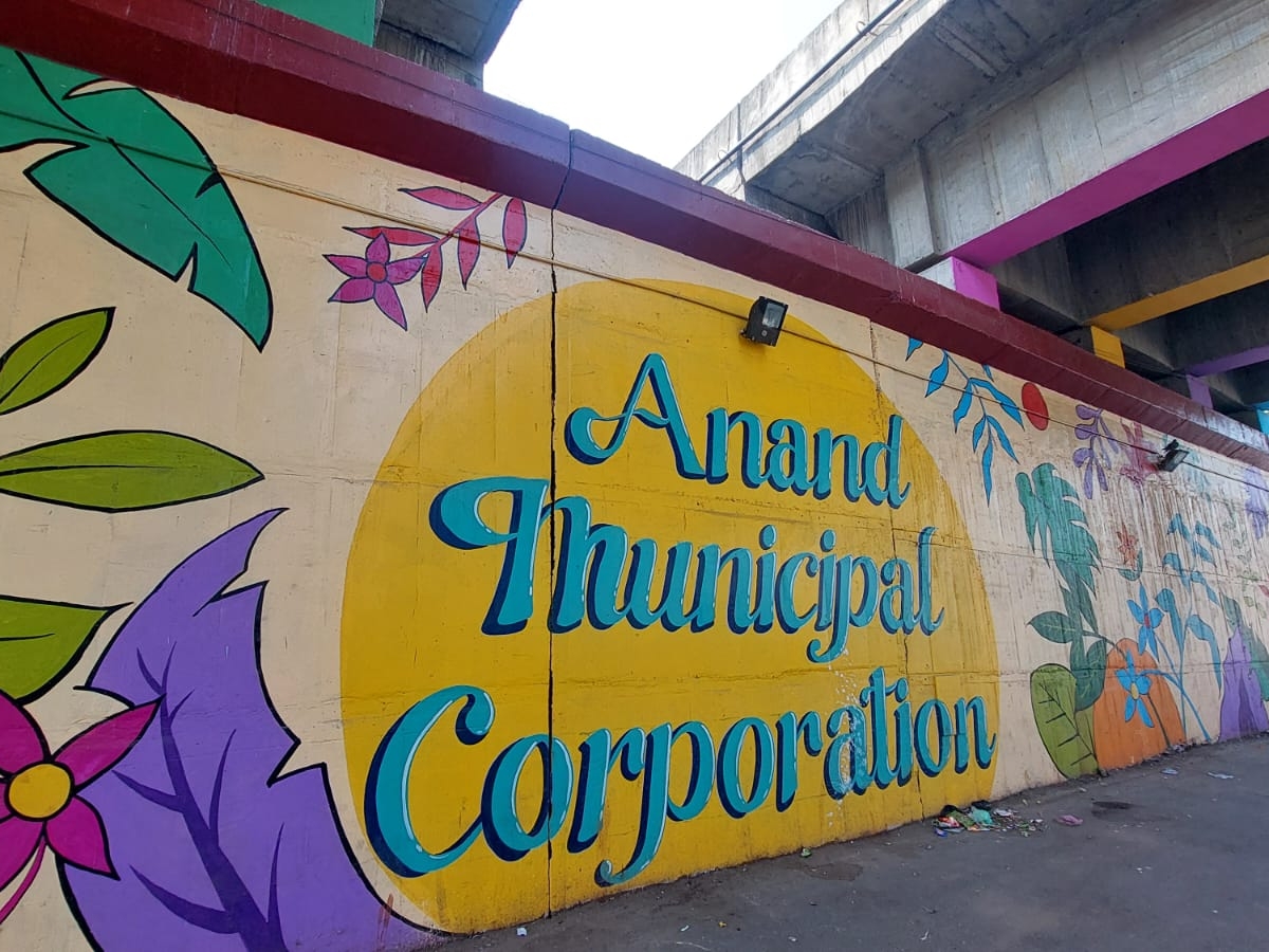 The entrance of Anand Municipal Corporation became artistic.