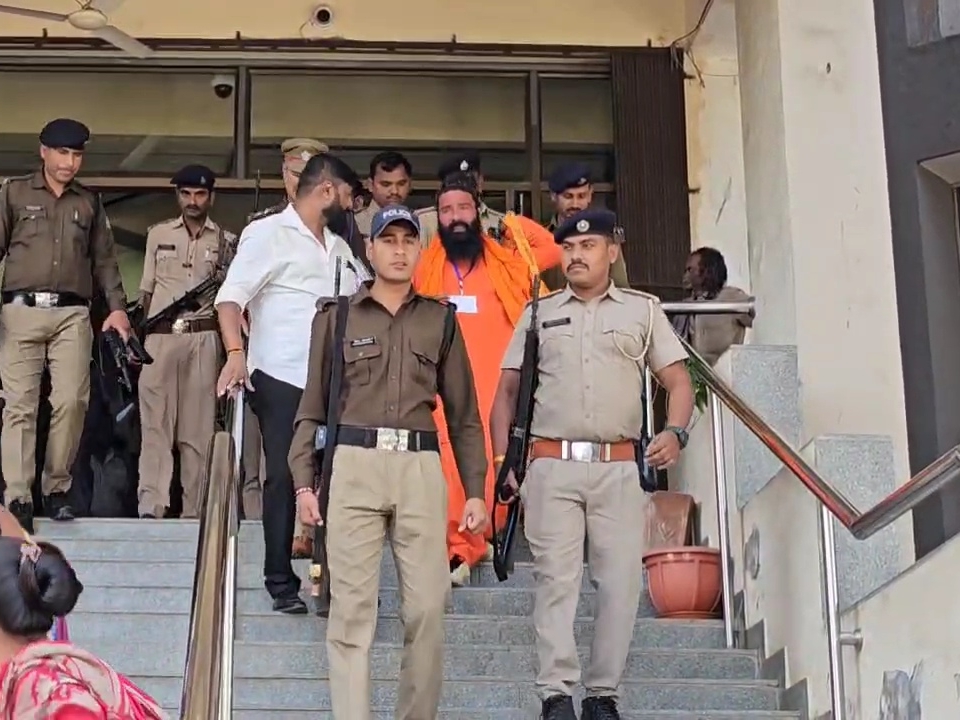 Notorious gangster Bunty Pandey presented in Vapi court | કુખ્યાત ...