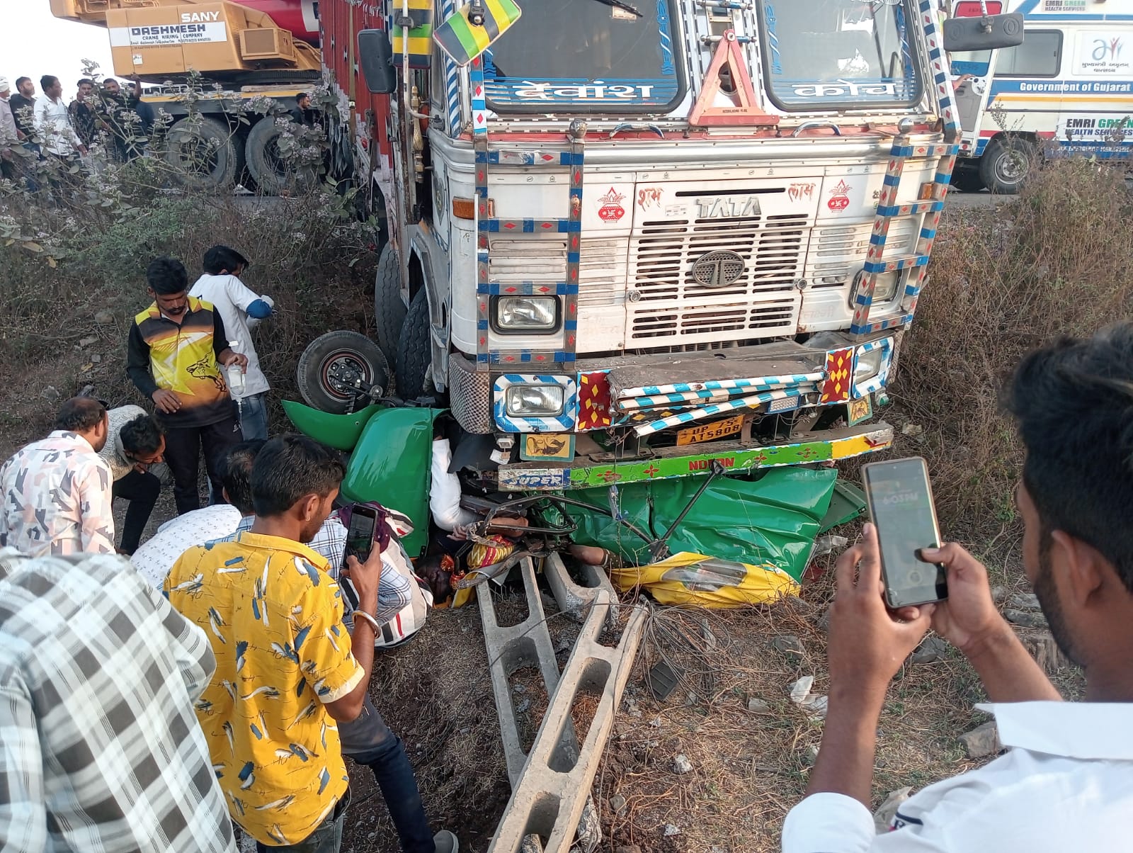 Five feared dead in accident near Maliyasan, Rajkot | અકસ્માતમાં એક બાળકી સહિત 6 લોકોના મોત ...