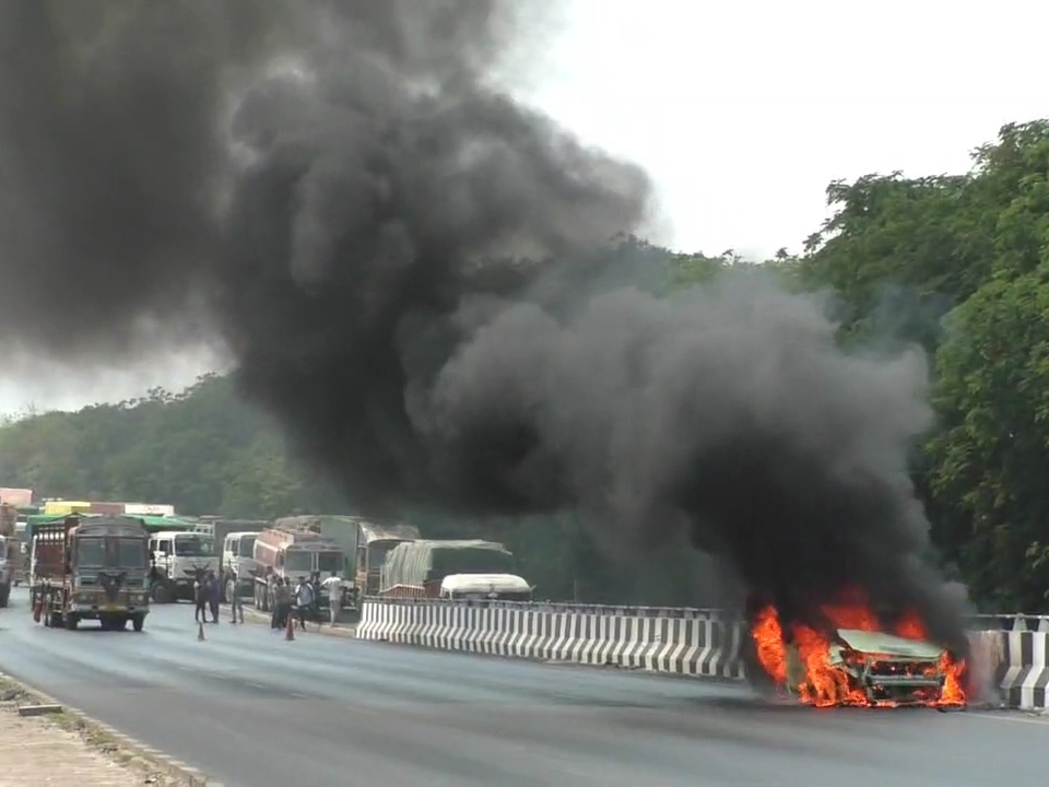 Fire in CNG Swift car on Surat-Bharuch highway
