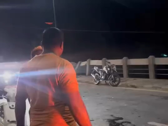 Accident between car and bike on Victoria Bridge in Jamnagar | જામનગરના ...