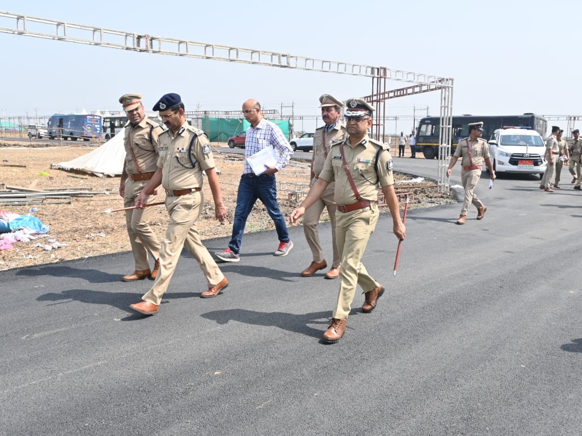 Lakhpati Didi honouring ceremony in Navsari DGP Vikas Sahay reviewed ...