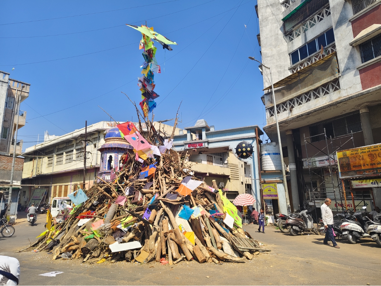 The biggest Holi in Vadodara city, 35 feet high