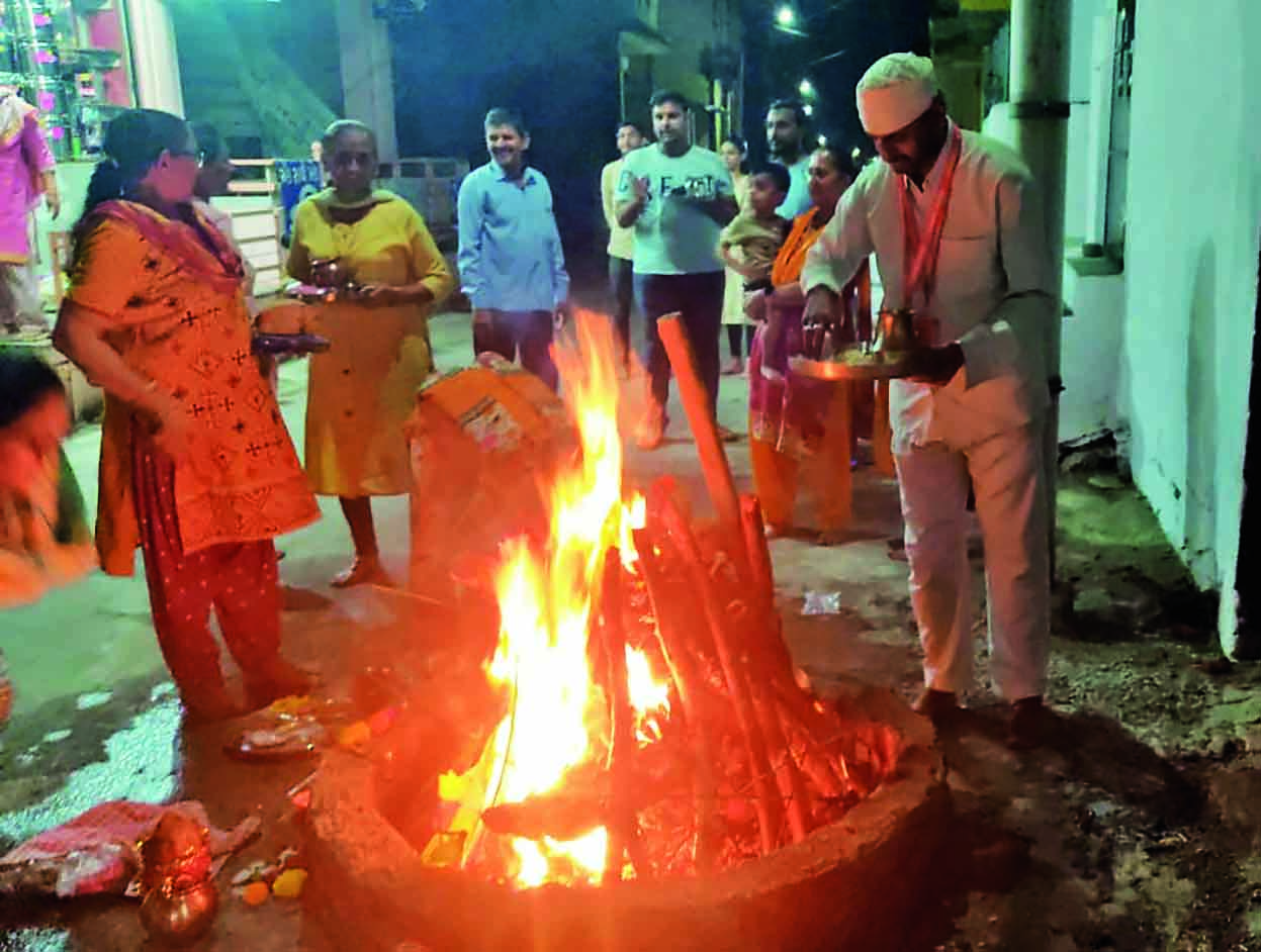 Parsis offer Abil Gulal to Agnidev and walk around the Ganadevi temple ...