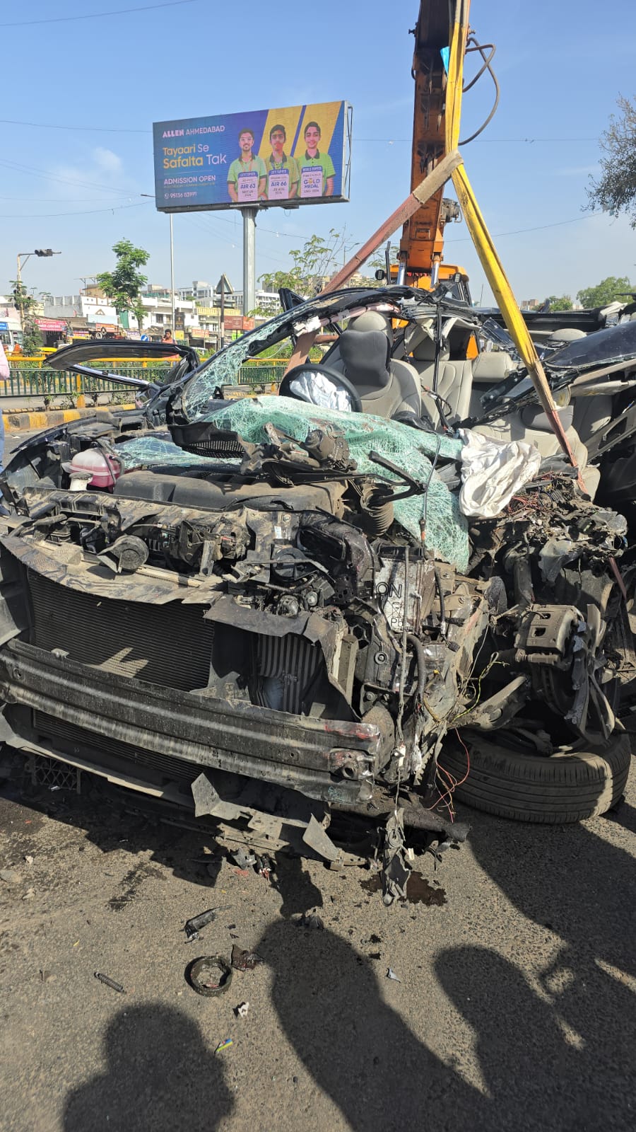 Speeding XUV crashes into AMTS bus in Ahmedabad, 1 dead: Fire brigade ...