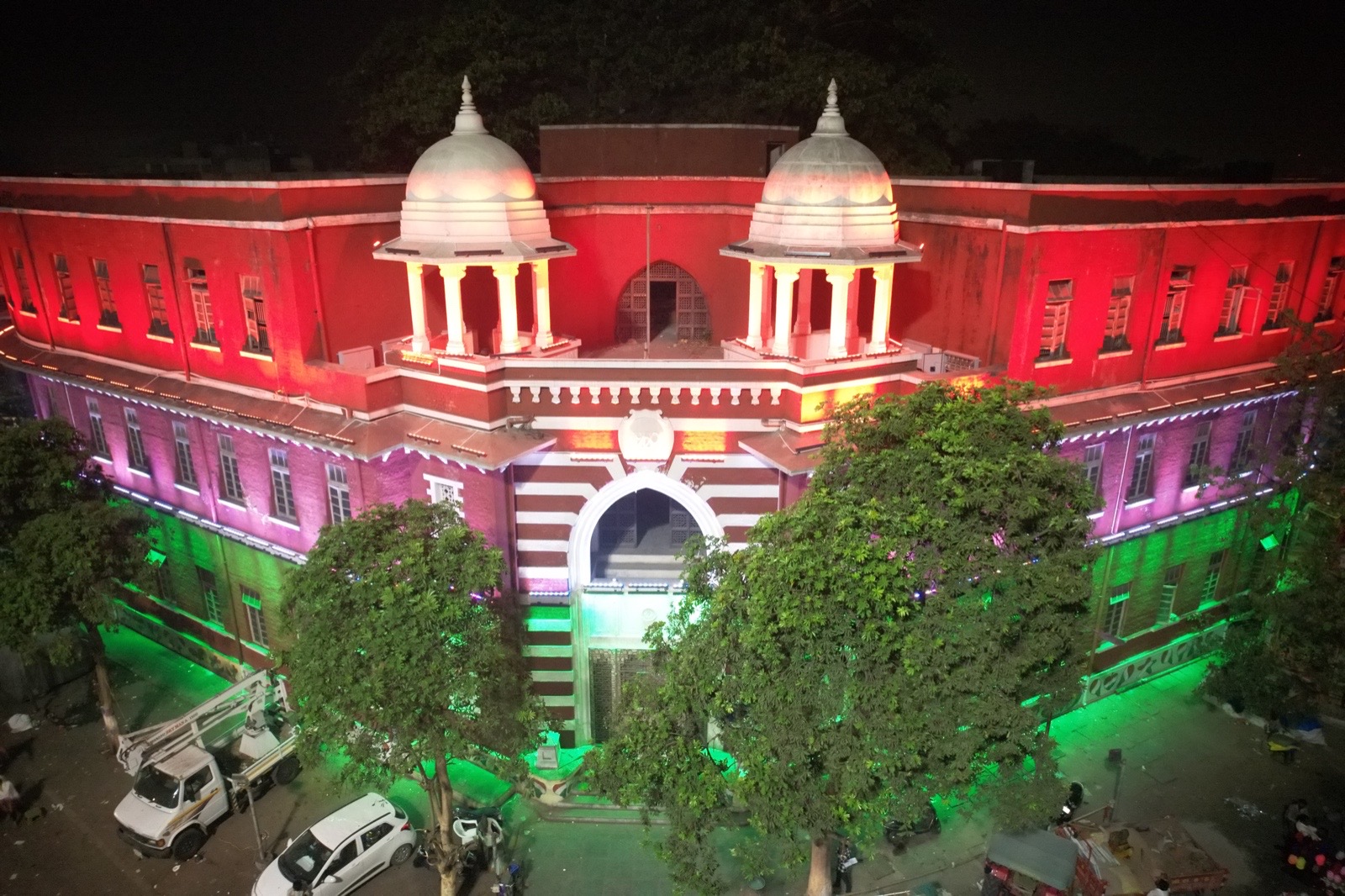 Work begins on decorating the exterior of Vadodara's historic heritage ...
