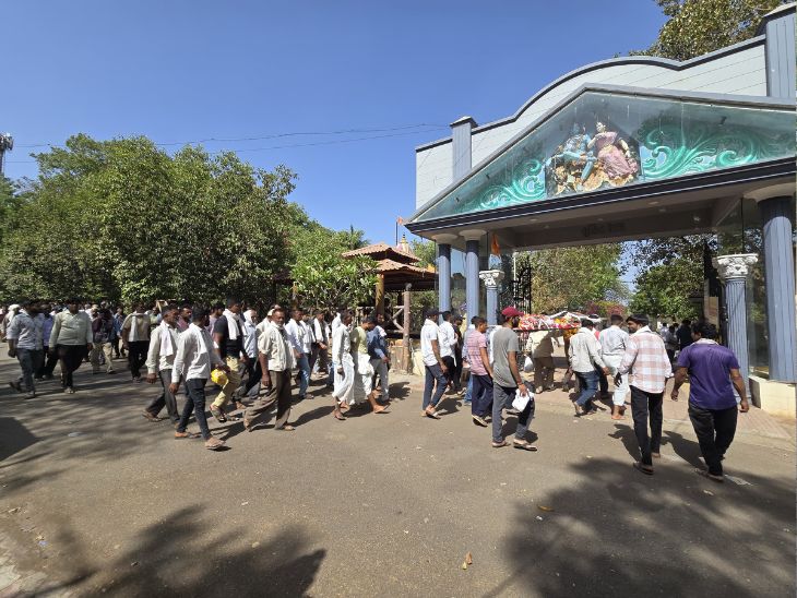 The funeral procession of four families of the deceased from Gondal ...
