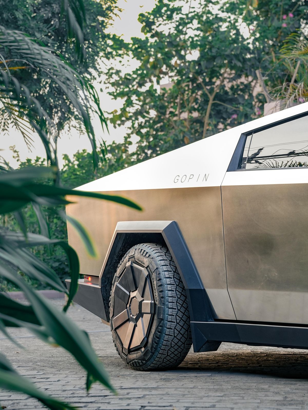 Tesla's Cybertruck arrives in India for the first time | દેશની પહેલી 51 ...