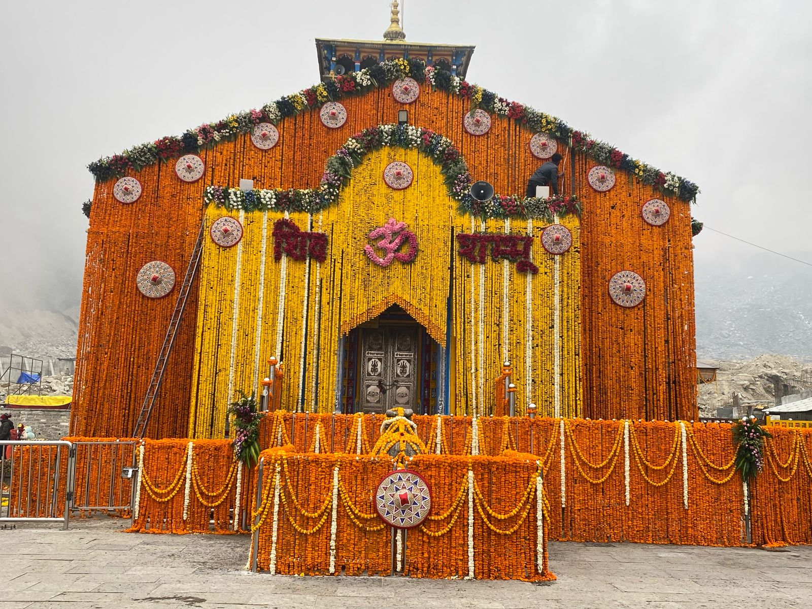 220 people from Gujarat came together to greet Kedarnath temple with ...