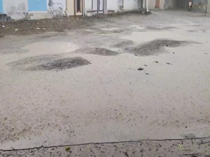 Thunderstorms lashed many areas of the city, bringing down the temperature