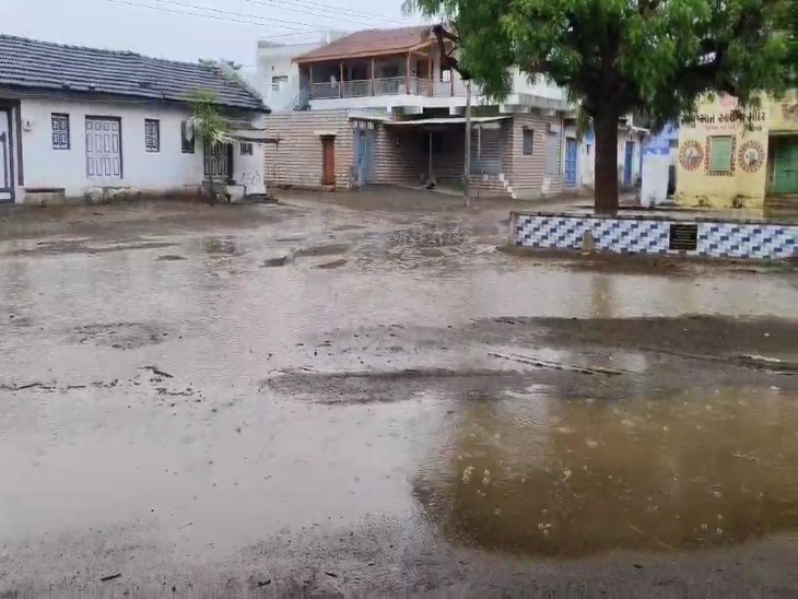 Thunderstorms lashed many areas of the city, bringing down the temperature