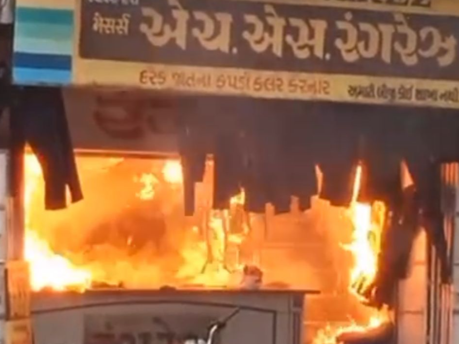 Fire breaks out in cloth dyeing shop, no casualties reported | વડોદરાના ...