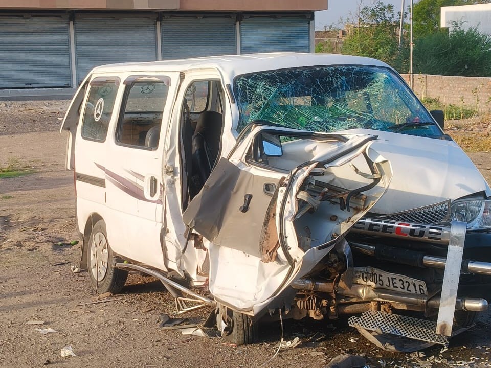 Accident between Eco-Swift cars on Dhandhuka-Ranpur road