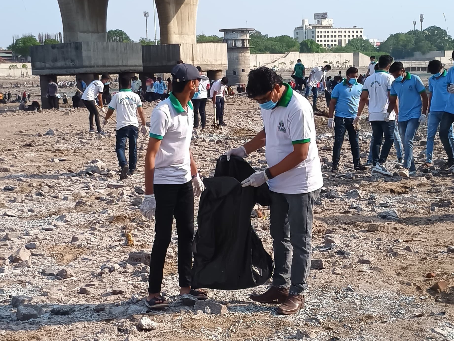150 volunteers help in cleaning Sabarmati river