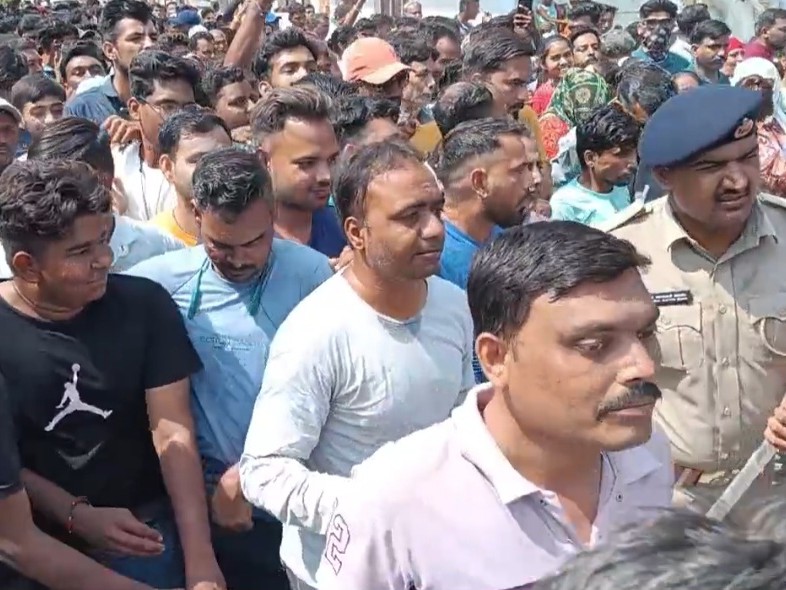 Crowd outraged after seeing the murderer who killed his daughter ...