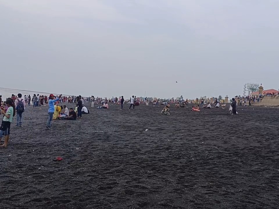 Tourists flock to Tithal Beach in valsad | તિથલ બીચ પર સહેલાણીઓનો ધસારો ...