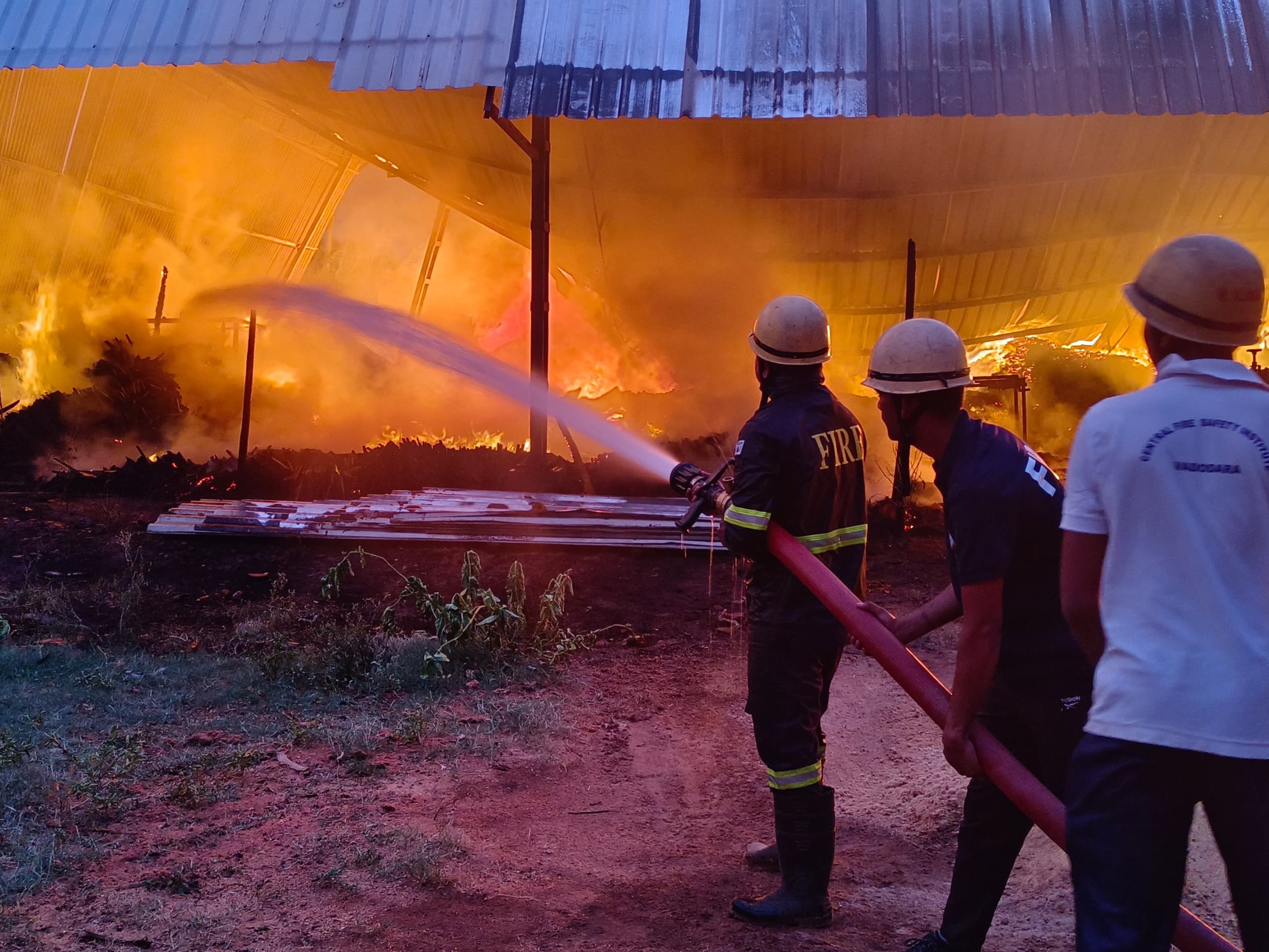 Fire in wooden pitha near Chikhodara | ચીખોદરા નજીક લાકડાના પીઠામાં આગ ...