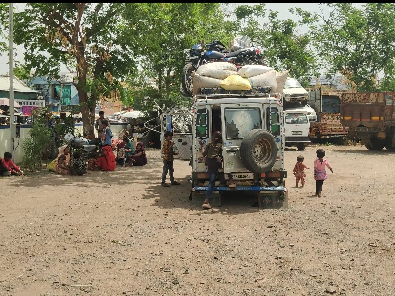 Police action against vehicles carrying laborers coming from Madhya ...