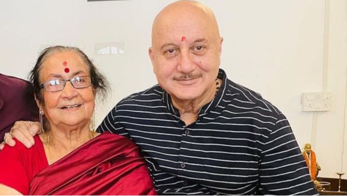Anupam Kher Mother Dulari Birthday: Actor Shares Funny Exchange, VIDEOS