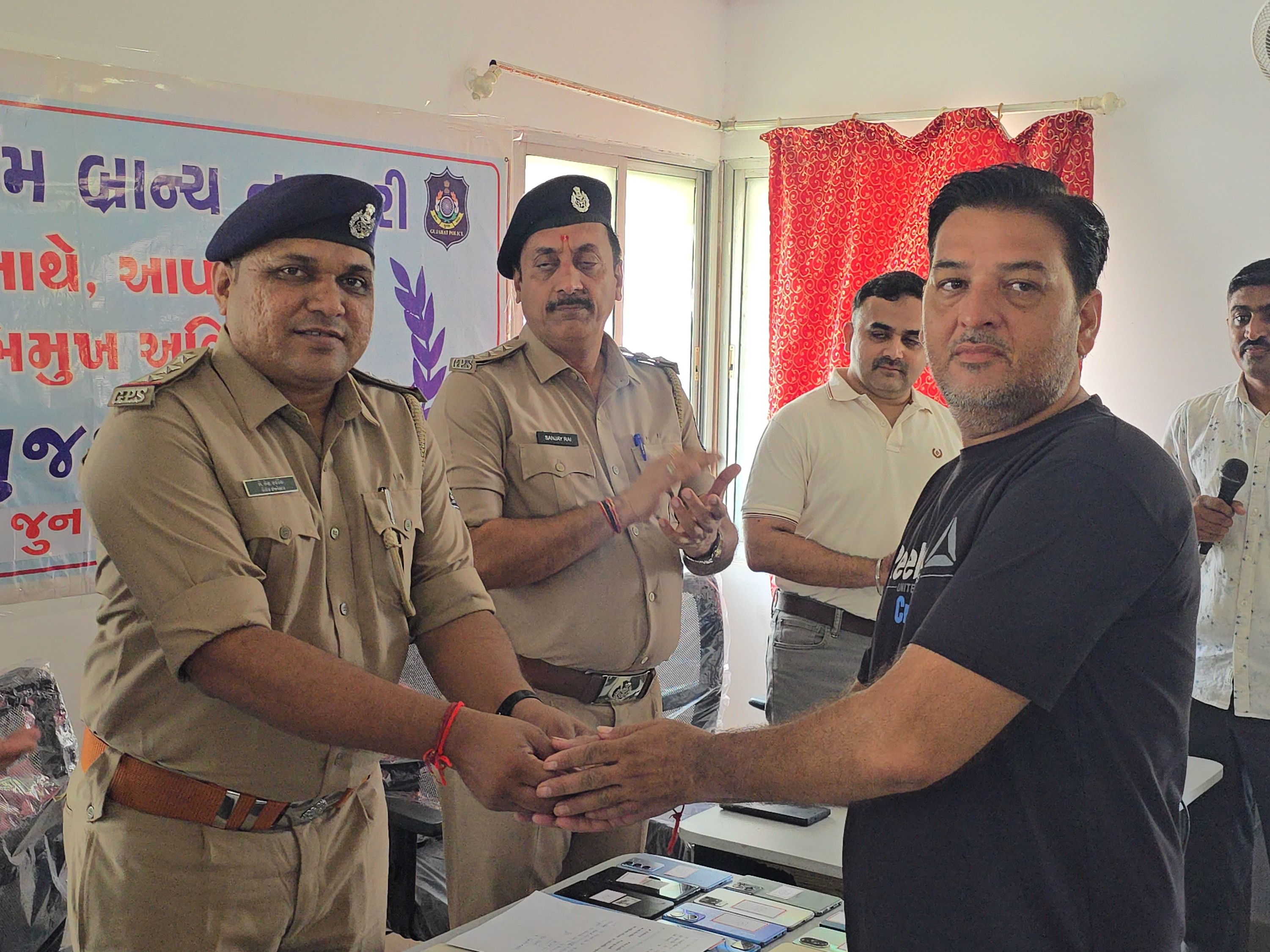 Navsari Police Return Lost Property; Valuables Worth 23 Lakhs Given ...