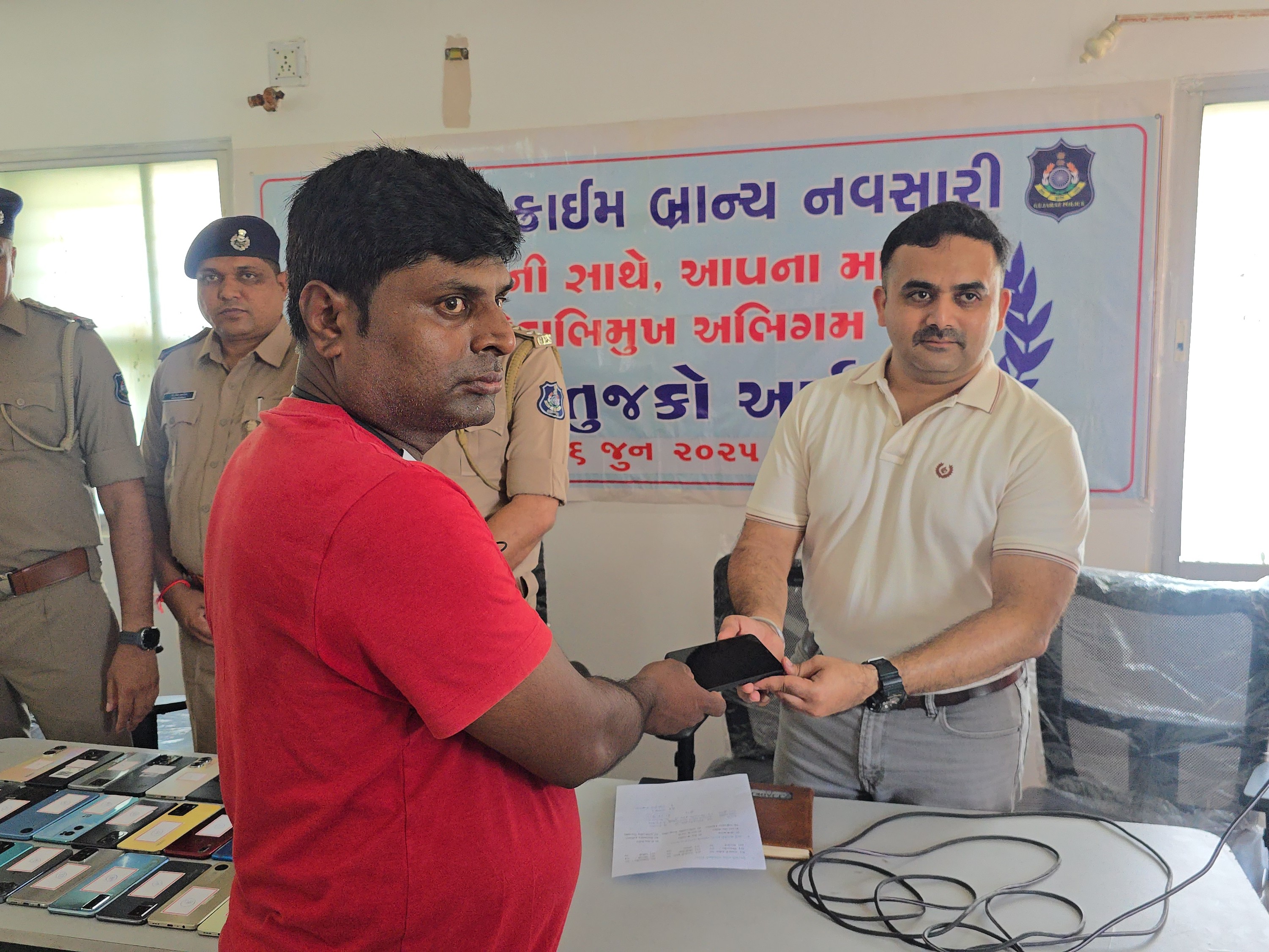 Navsari Police Return Lost Property; Valuables Worth 23 Lakhs Given ...