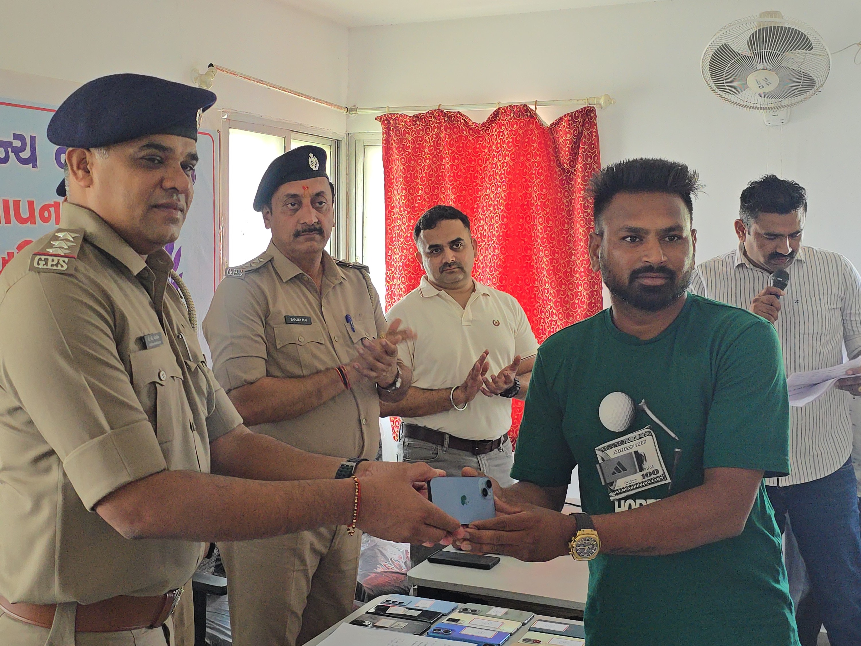 Navsari Police Return Lost Property; Valuables Worth 23 Lakhs Given ...