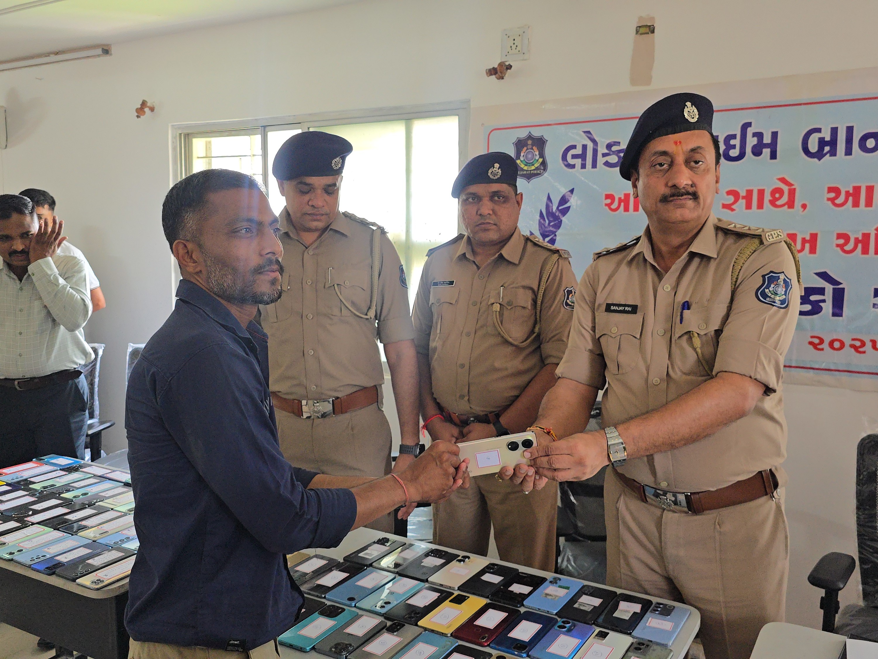 Navsari Police Return Lost Property; Valuables Worth 23 Lakhs Given ...