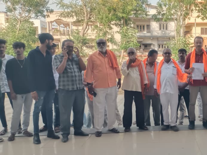 Una Goswami Community Complaint Blackmail Attempt; Yogesh Giri ...
