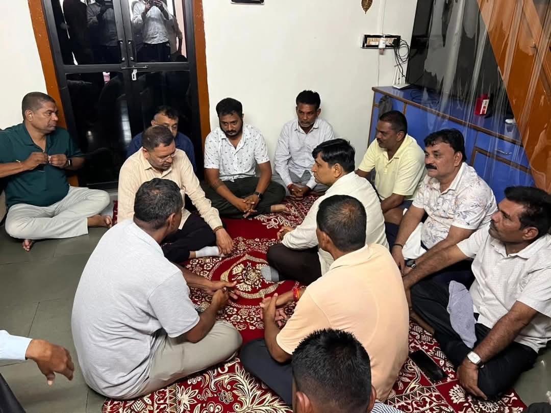 Plane Crash Deaths Families Condolence Anand MP Mitesh Patel Visits ...