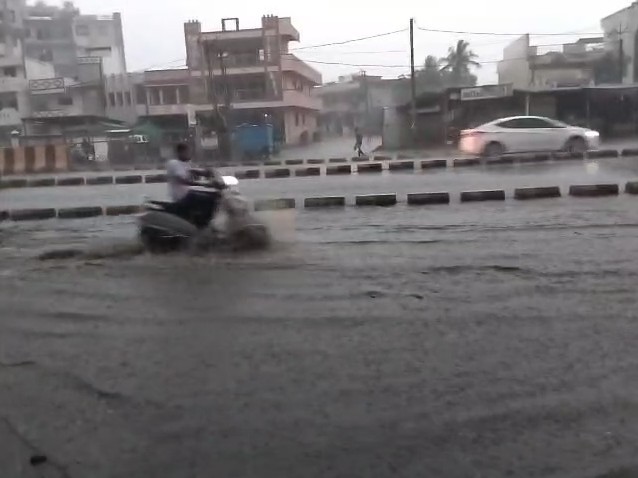 Surat Rain Heavy Downpour Olpad Kim Waterlogging | સુરત કીમમાં ગામમાં વરસાદી માહોલ: રેલ્વે ...