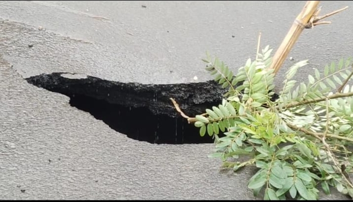 Flooding in Akota, Vadodara, bronze slab breaks in Rajsthambh Society ...