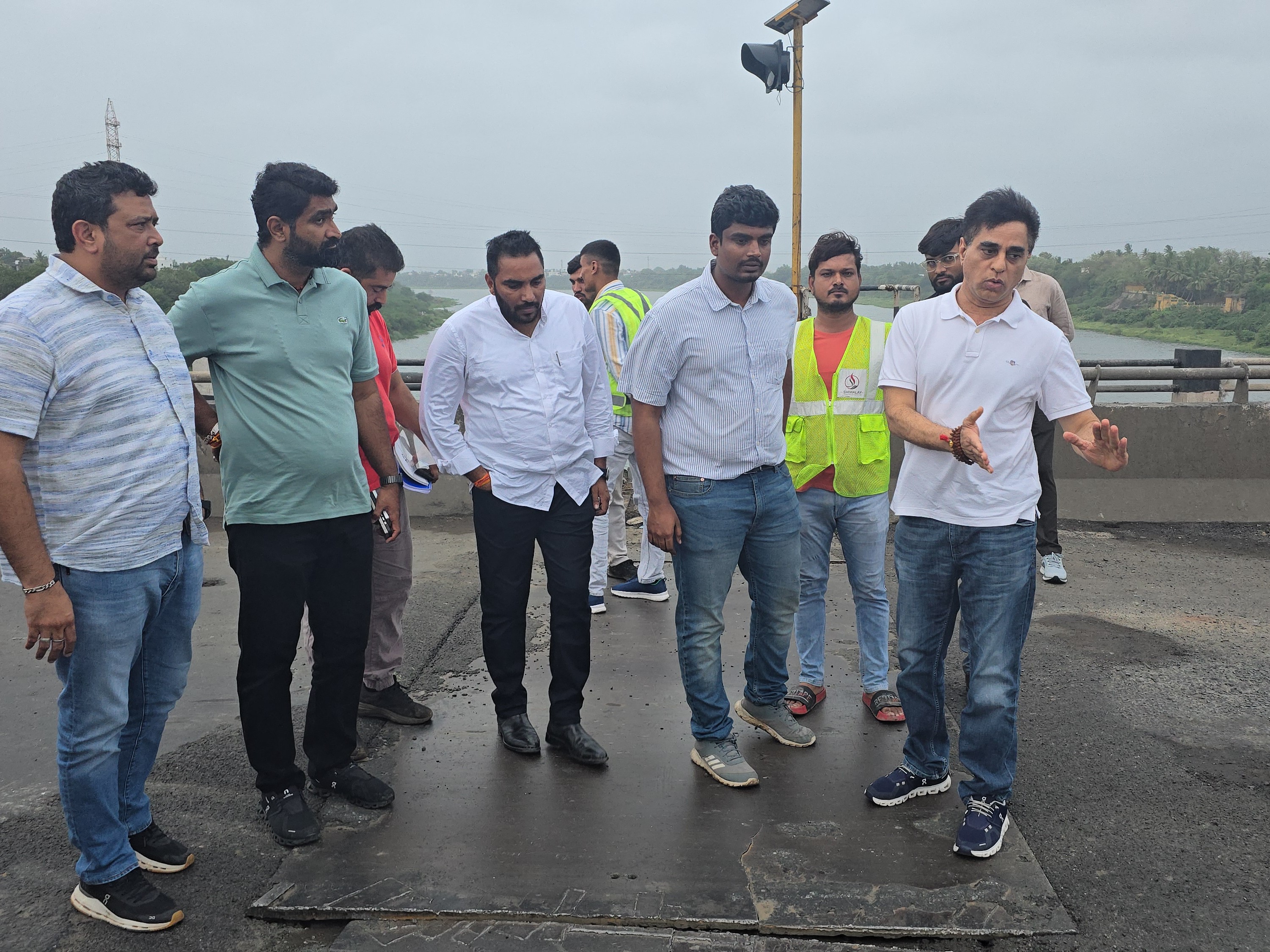 Kamrej Kholvad Tapi River Bridge Traffic Problem; Praful Pansheriya ...