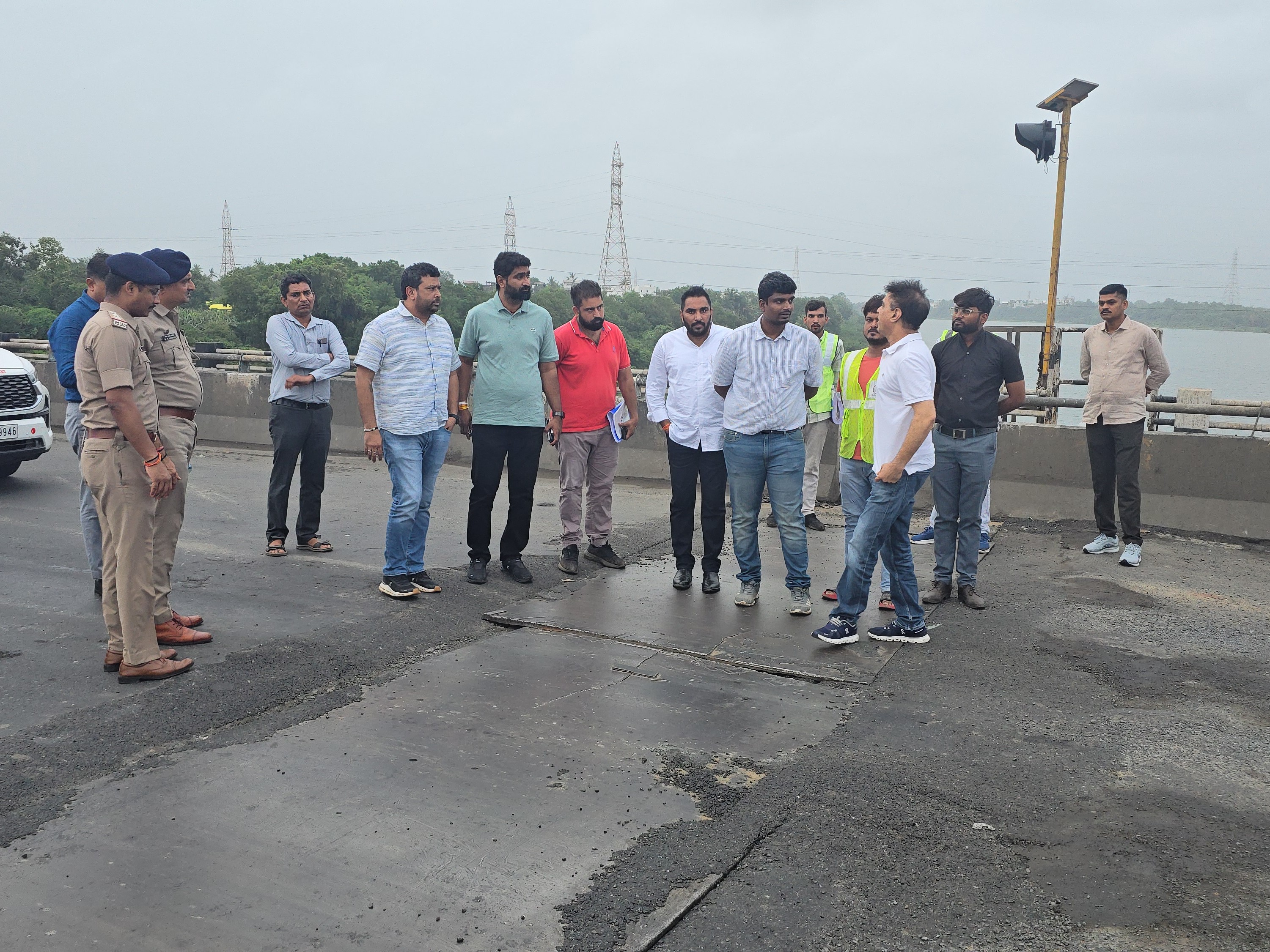 Kamrej Kholvad Tapi River Bridge Traffic Problem; Praful Pansheriya ...