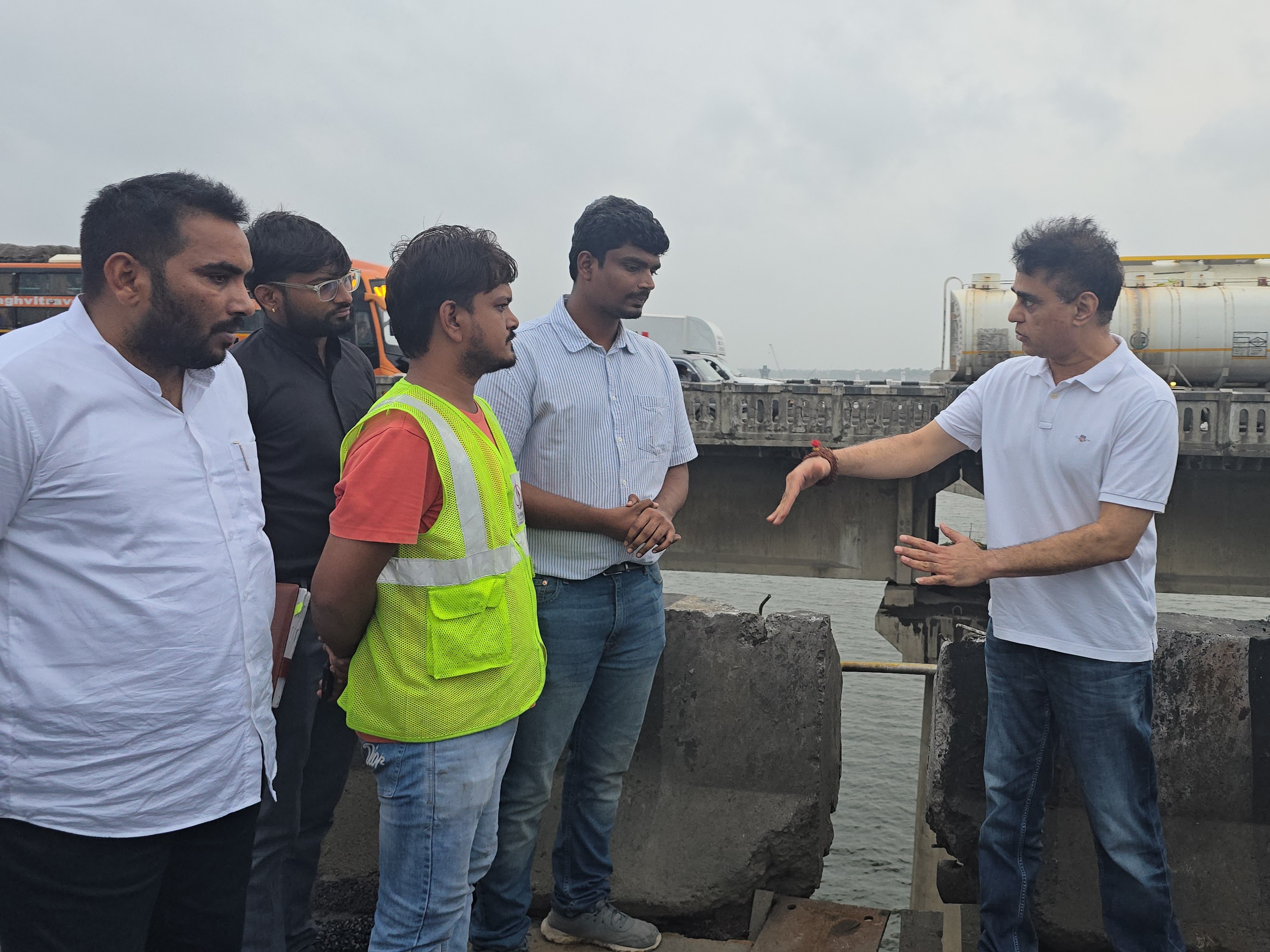 Kamrej Kholvad Tapi River Bridge Traffic Problem; Praful Pansheriya ...