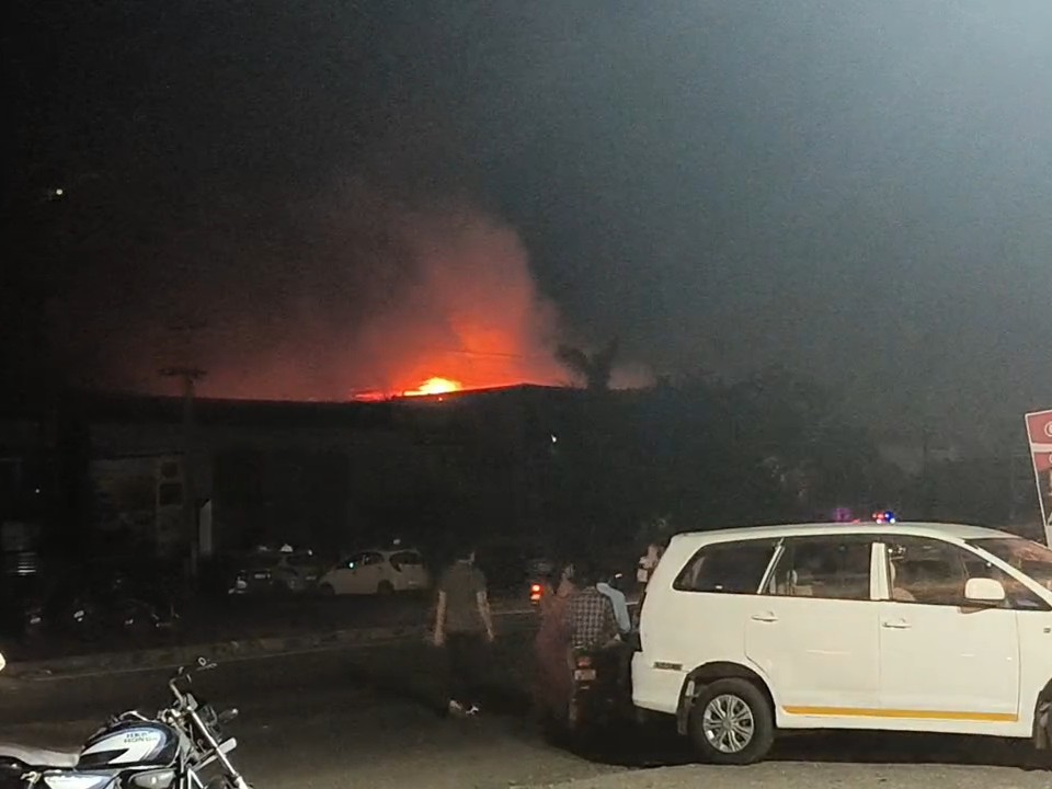 Jamnagar Mahindra Showroom Fire Hapa; Spare Parts Floor Ablaze ...