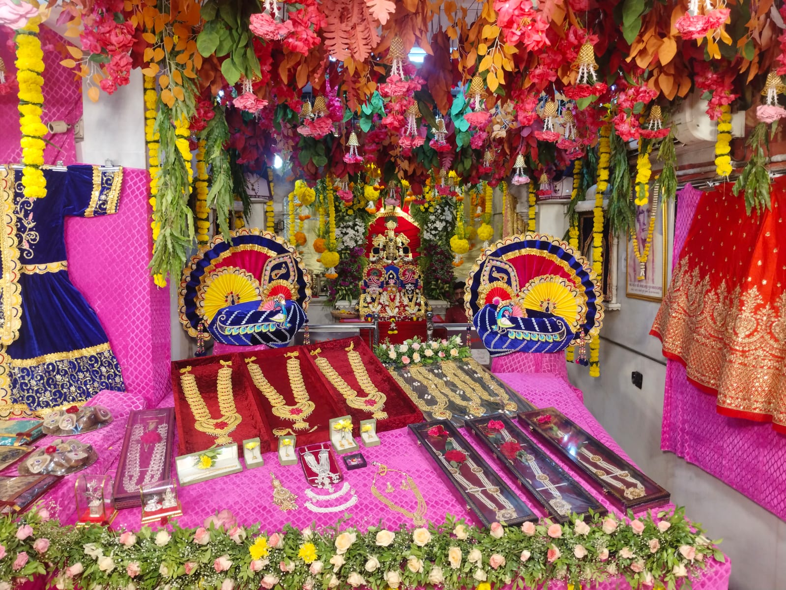 Darshan of the magnificent mamera of God at Saraspur temple
