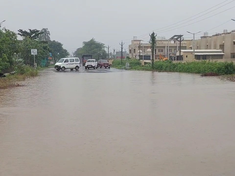 Surat Bardoli Heavy Rain Waterlogging Alnoor Residency Road Closed | બારડોલીમાં 5 ઈંચથી વધુ ...