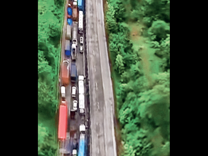 15 km jam in Manor and 5 km jam in Vapi-Valsad on Ahmedabad-Mumbai ...