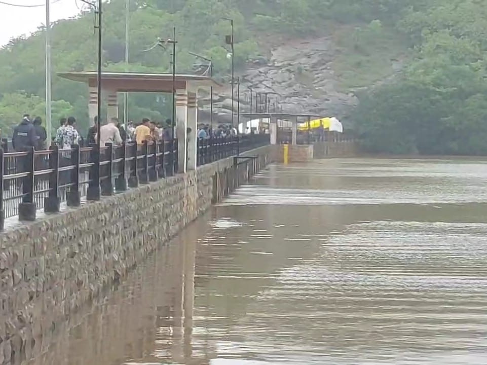 Junagadh Willingdon Dam Overflows, Heavy Rain Girnar Datar Hills ...