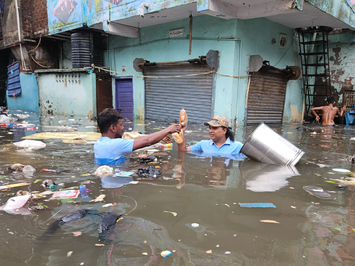 Among the people in distress amid the flood disaster in Surat, people ...