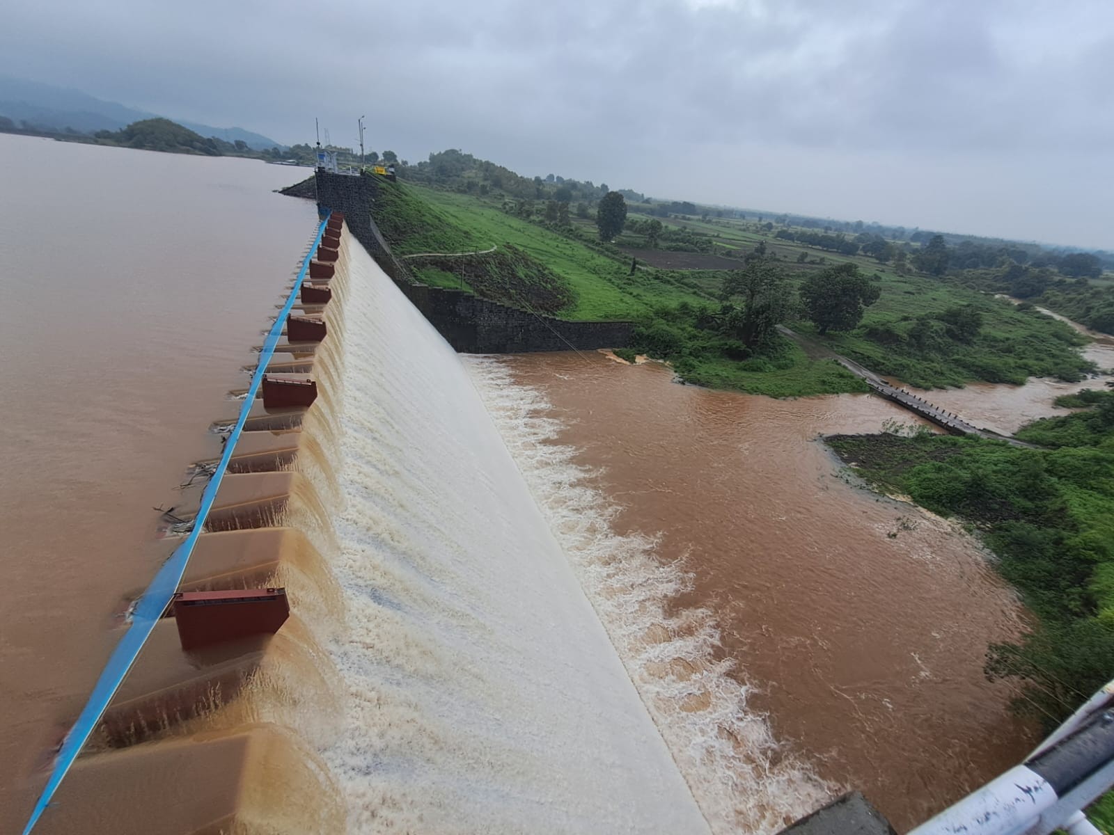 Narmada Sagbara Dams Overflow; Chopadwav, Kakadiamba Full PHOTOS VIDEOS ...