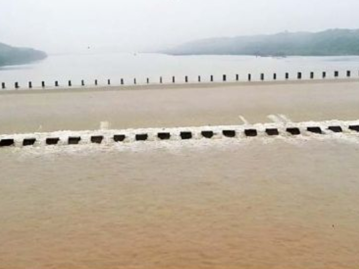 Lakroda Weir near Mansa overflows, ban imposed on movement in riverside ...