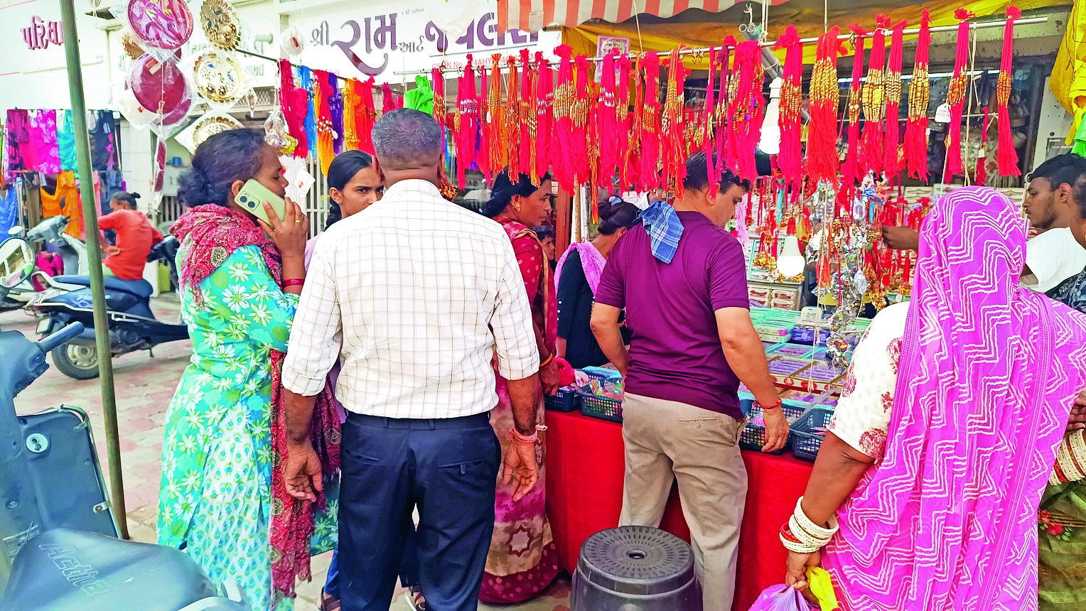 Crowd of customers gather in Kalol for shopping on Raksha Bandhan festival