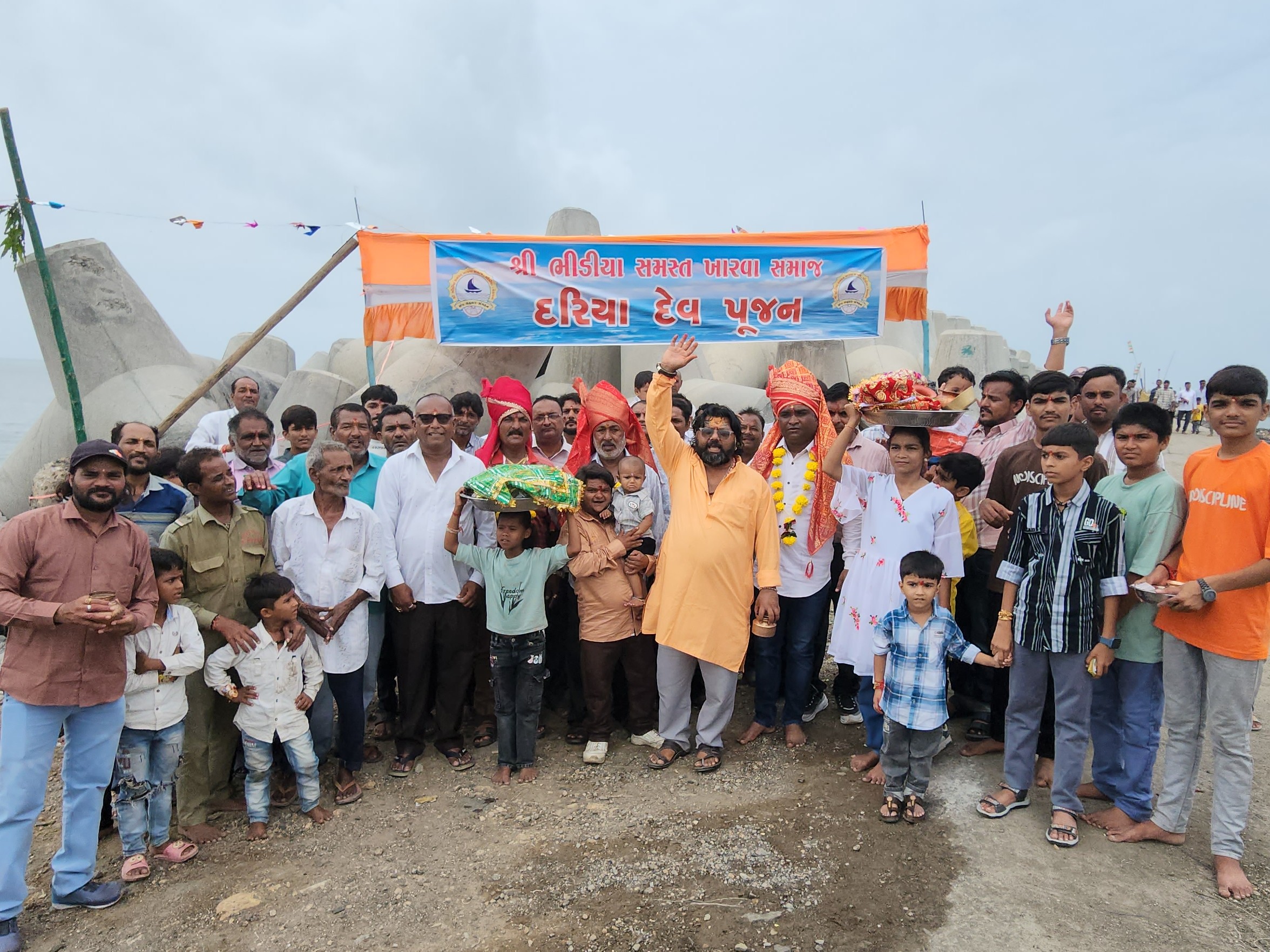 Veraval Bhidia Kharwa Samaj Nariyeli Poornima; Fishermen Worship Sea ...