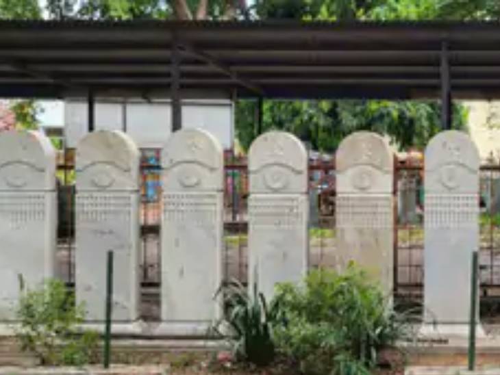 8 pillars placed in the Taluka Panchayat complex in Borsad were not ...