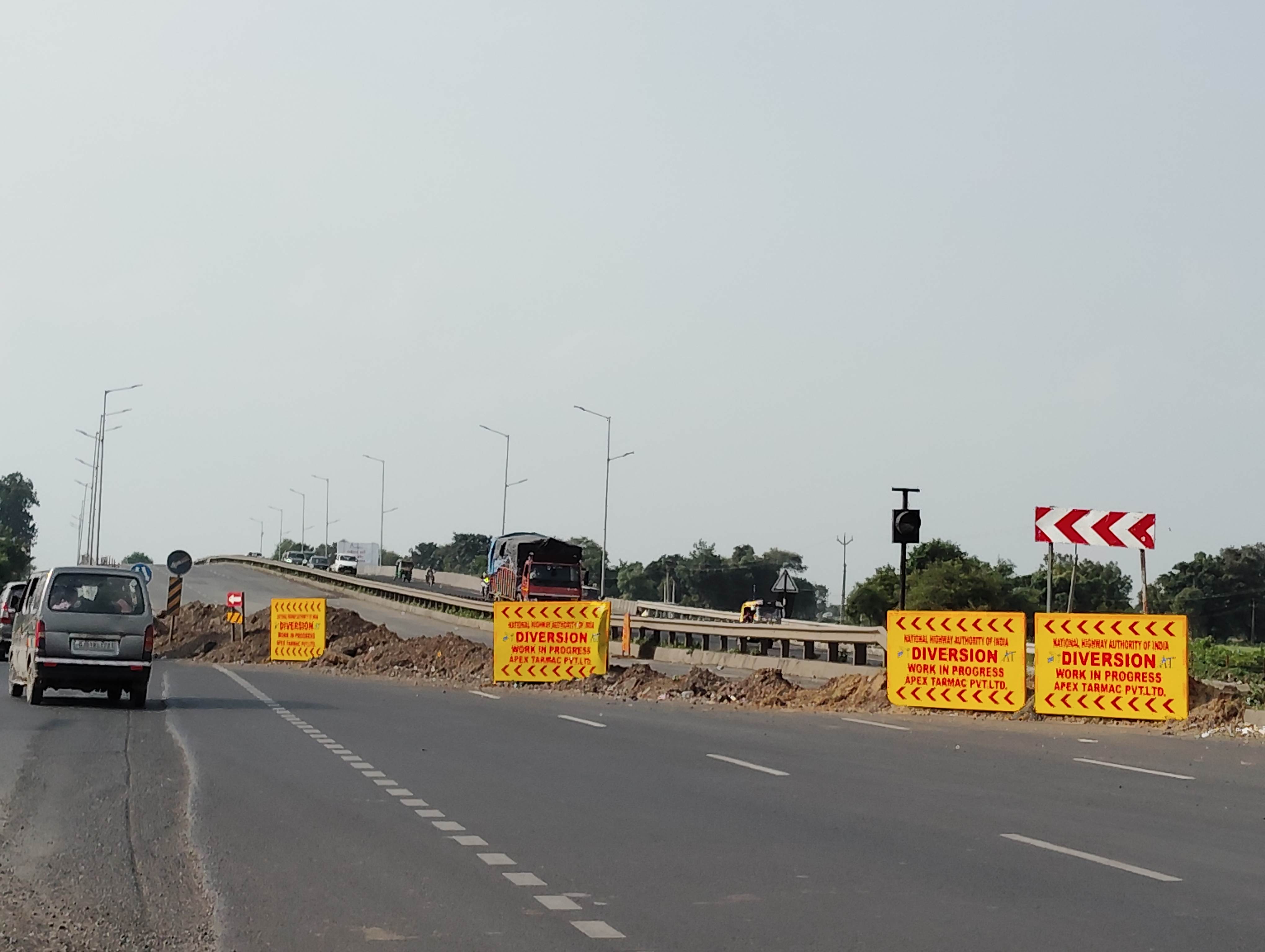 Bridge on highway near Jaisingpura in Prantij closed on one side