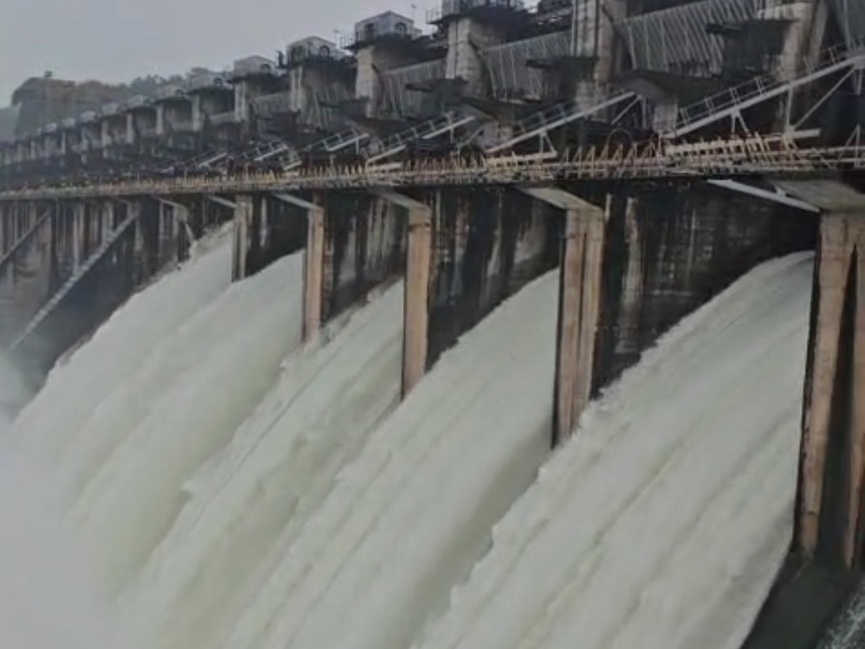 Kadana Dam Water Level Rises, Water Discharged in Mahi River; PHOTOS | કડાણા ડેમમાં 68 હજાર ...