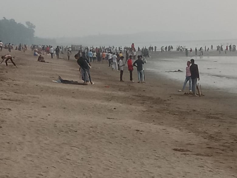 Tourists flock to Nargol Beach during Diwali vacation